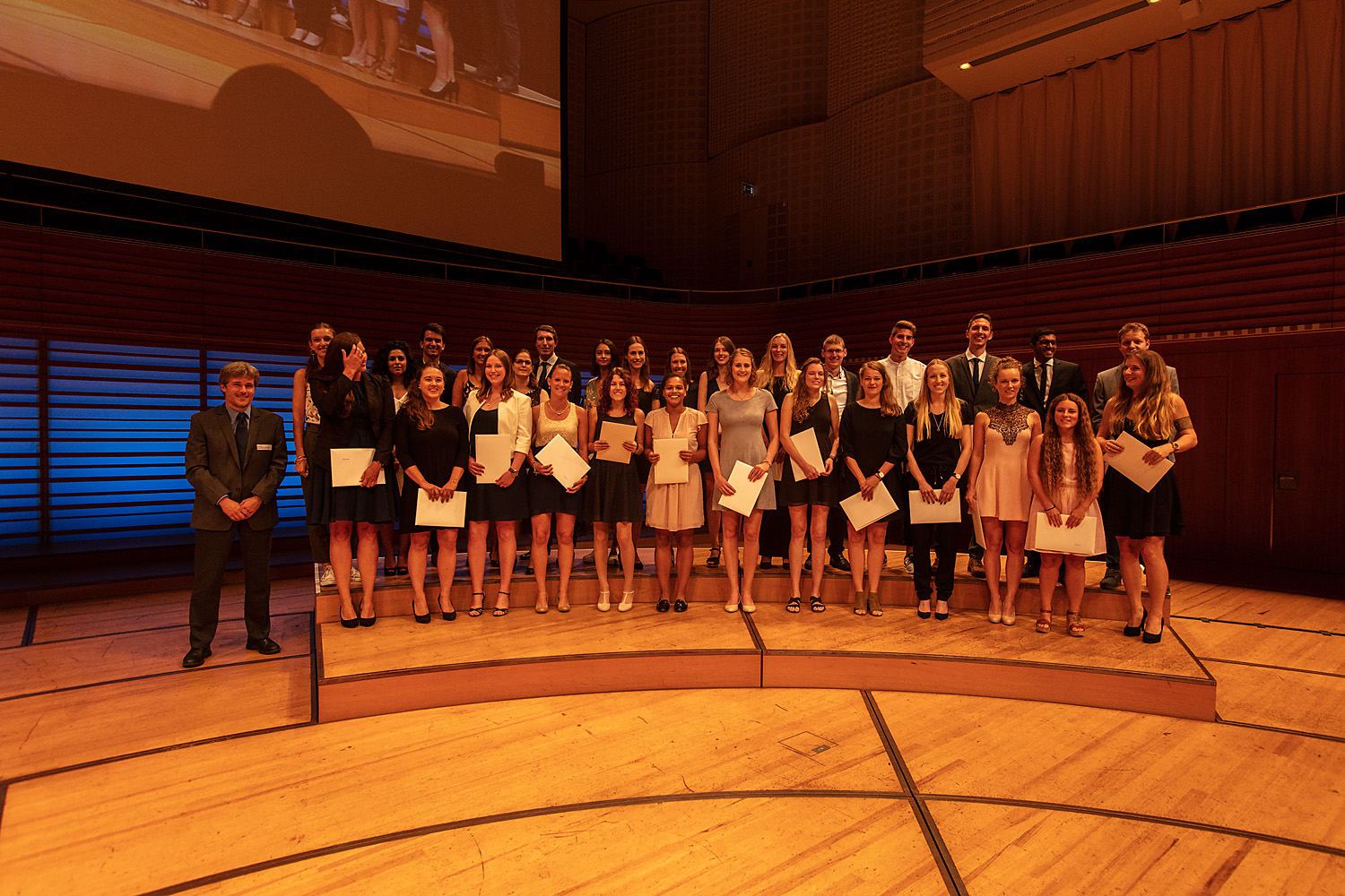 Hochschule Luzern – Wirtschaft: 431 Absolventinnen und Absolventen und ...