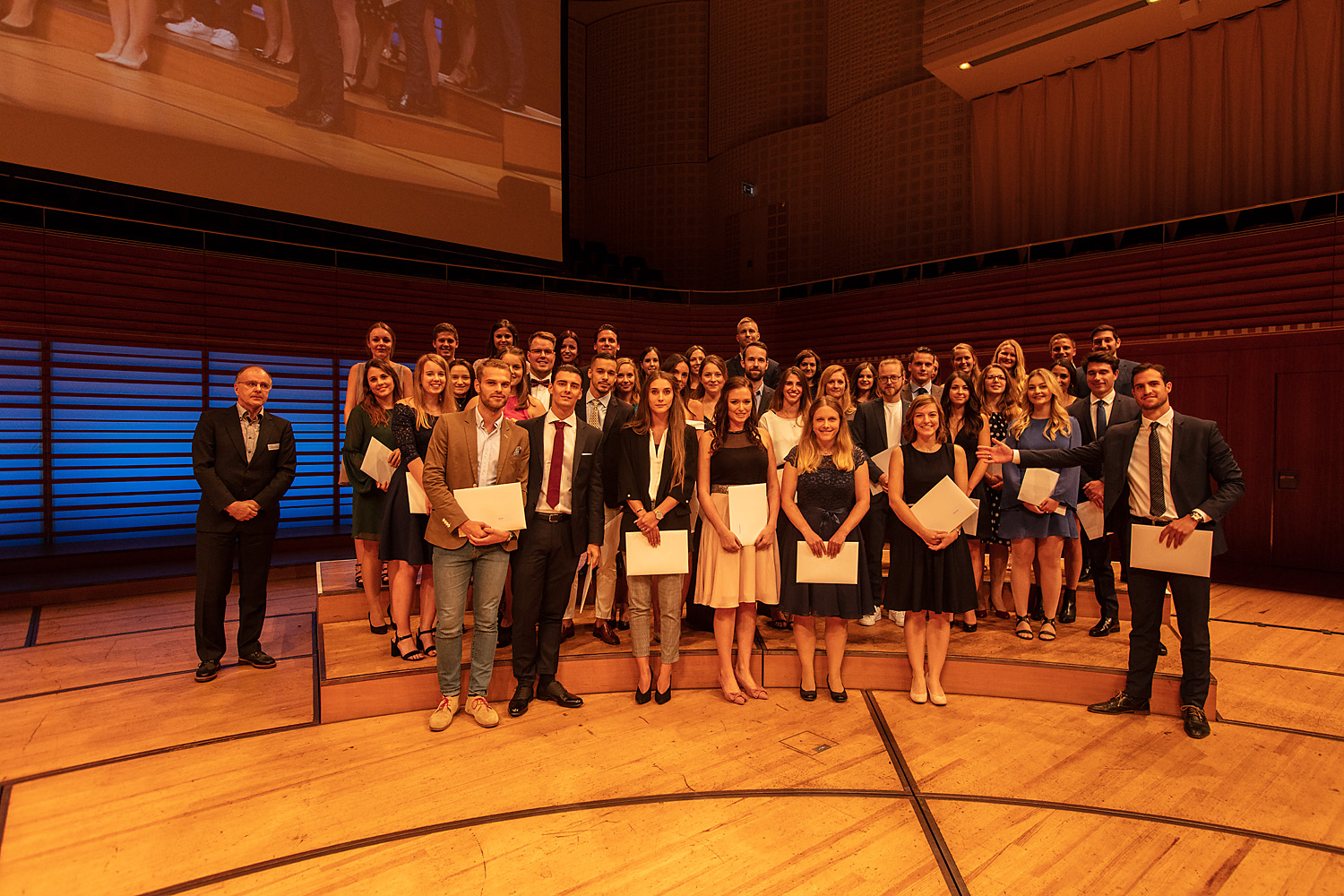 Hochschule Luzern – Wirtschaft: 431 Absolventinnen und Absolventen und ...