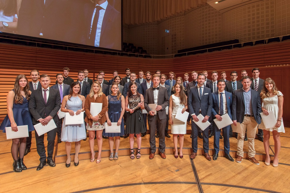 Hochschule Luzern – Wirtschaft: 472 Absolventinnen und Absolventen ...