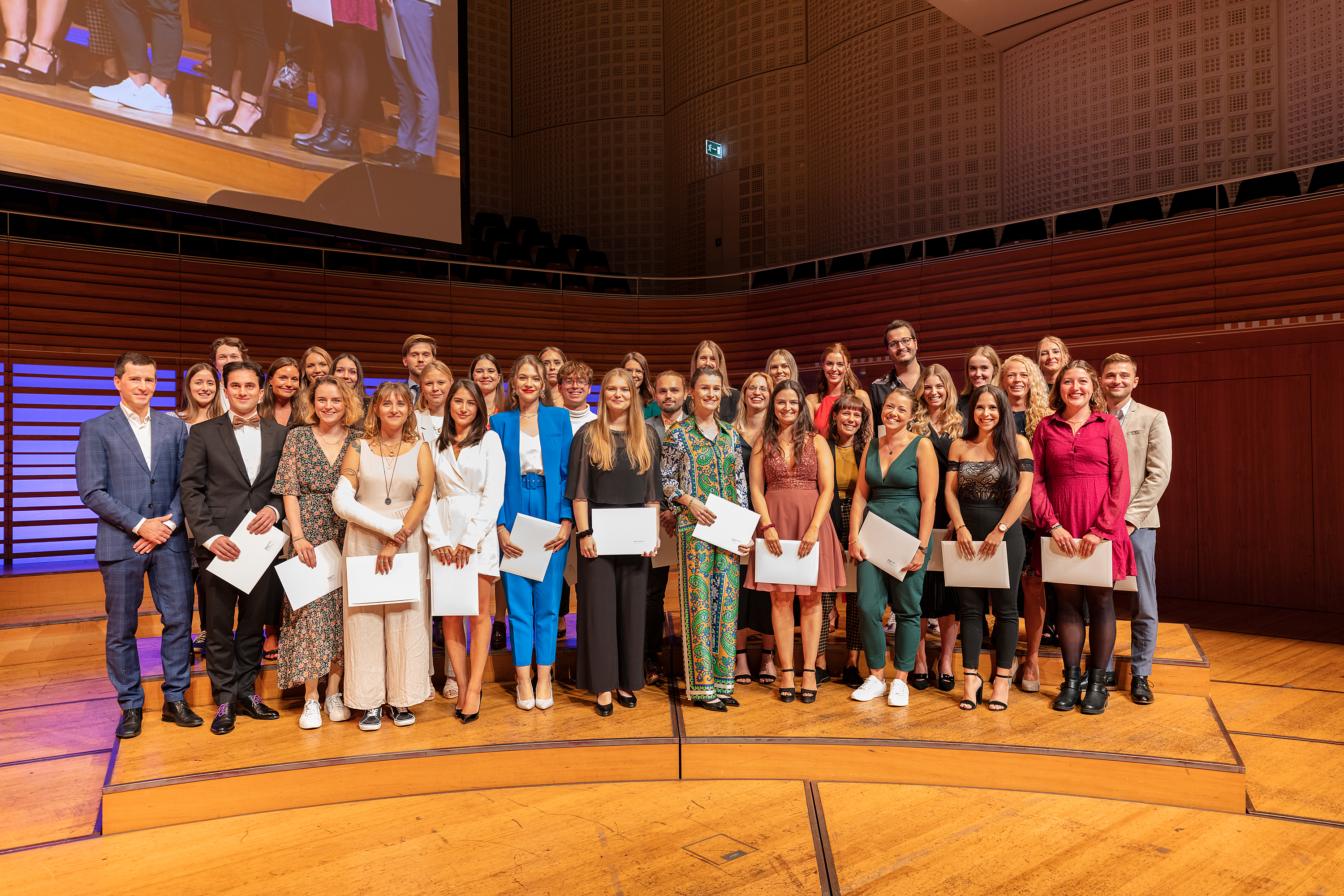 Hochschule Luzern – Wirtschaft: 688 Absolventinnen und Absolventen ...