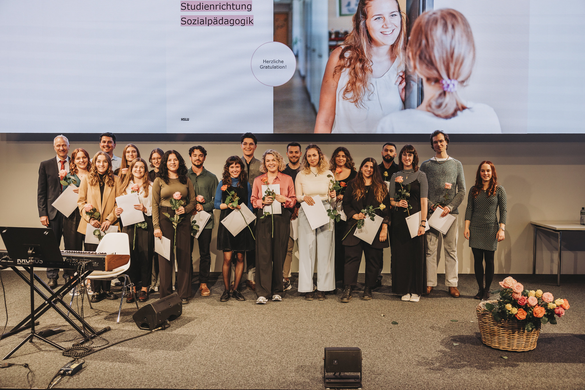 Soziale Arbeit: 82 Absolventinnen und Absolventen erhalten ihre Diplome ...